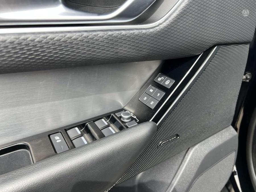 Black Land Rover Range Rover Velar 2019 in Siauliai, with an engine capacity of 2.00 L and mileage of 163 thousand km for 23800 €, photo 28 on AUTOMOTO.COM.LV