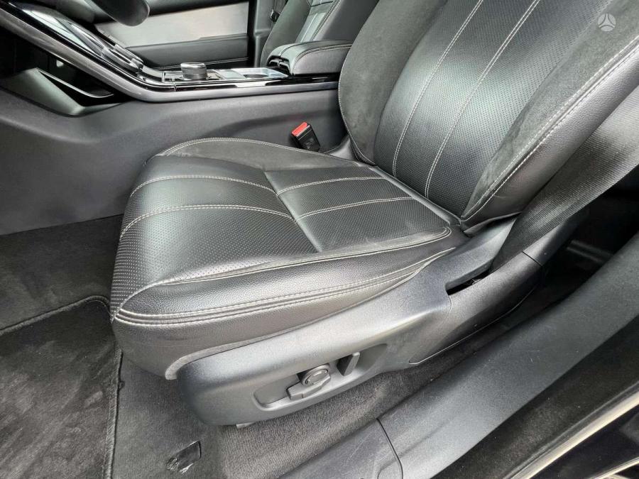 Black Land Rover Range Rover Velar 2019 in Siauliai, with an engine capacity of 2.00 L and mileage of 163 thousand km for 23800 €, photo 29 on AUTOMOTO.COM.LV