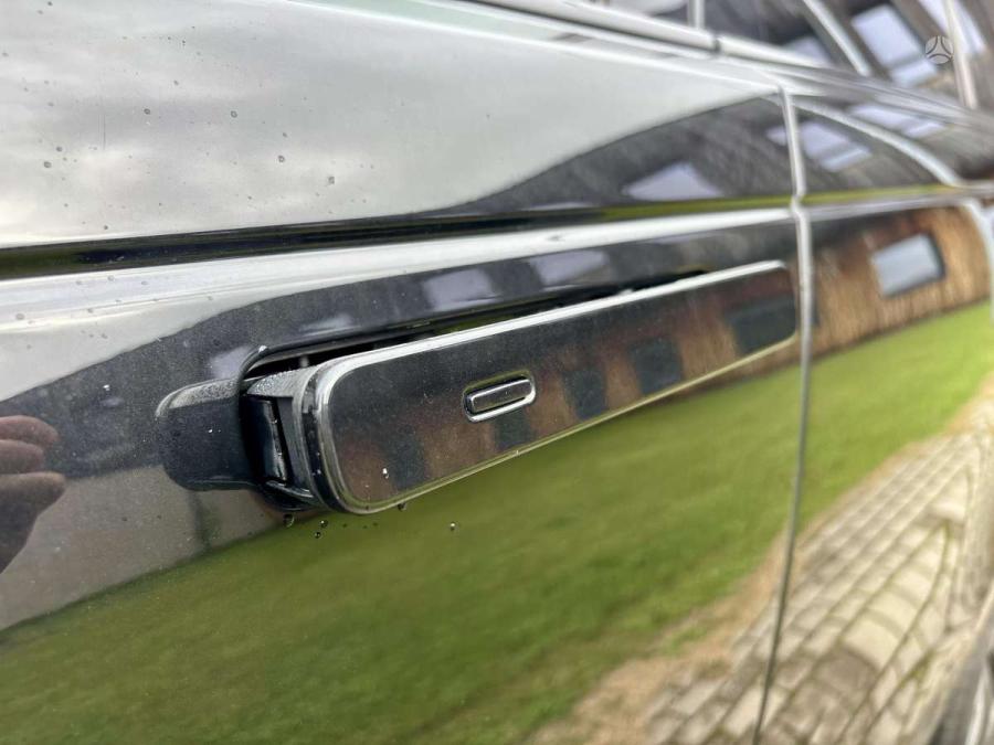 Black Land Rover Range Rover Velar 2019 in Taurage, with an engine capacity of 2.00 L and mileage of 140 thousand km for 21900 €, photo 11 on AUTOMOTO.COM.LV