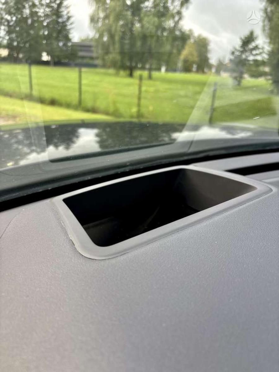 Black Land Rover Range Rover Velar 2019 in Taurage, with an engine capacity of 2.00 L and mileage of 140 thousand km for 21900 €, photo 19 on AUTOMOTO.COM.LV
