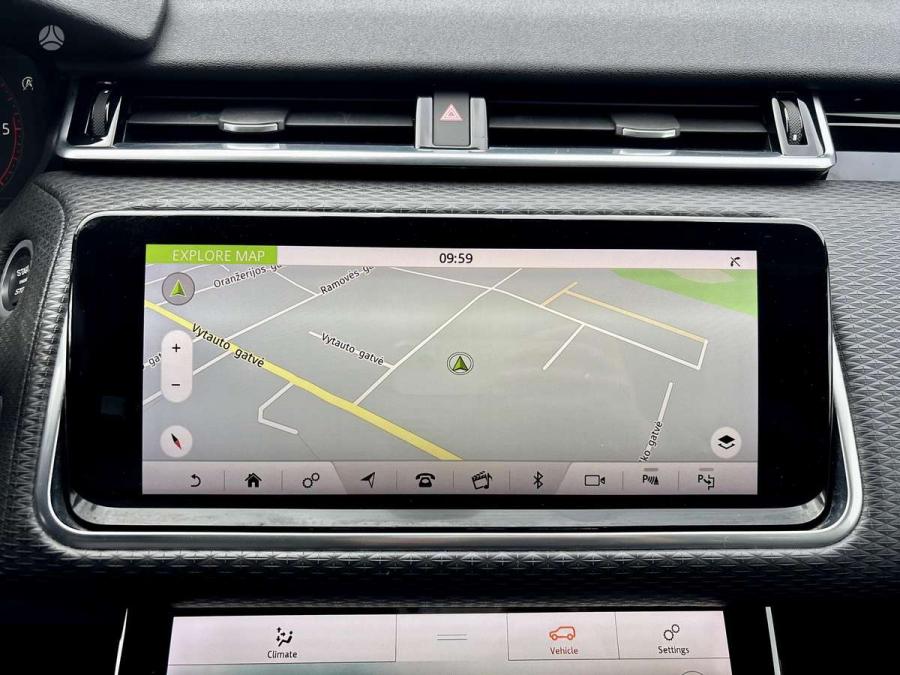 Black Land Rover Range Rover Velar 2019 in Taurage, with an engine capacity of 2.00 L and mileage of 140 thousand km for 21900 €, photo 24 on AUTOMOTO.COM.LV