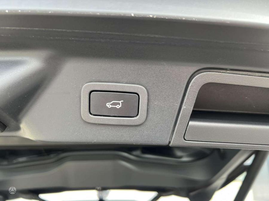 Black Land Rover Range Rover Velar 2020 in Siauliai, with an engine capacity of 2.99 L and mileage of 173 thousand km for 33500 €, photo 32 on AUTOMOTO.COM.LV