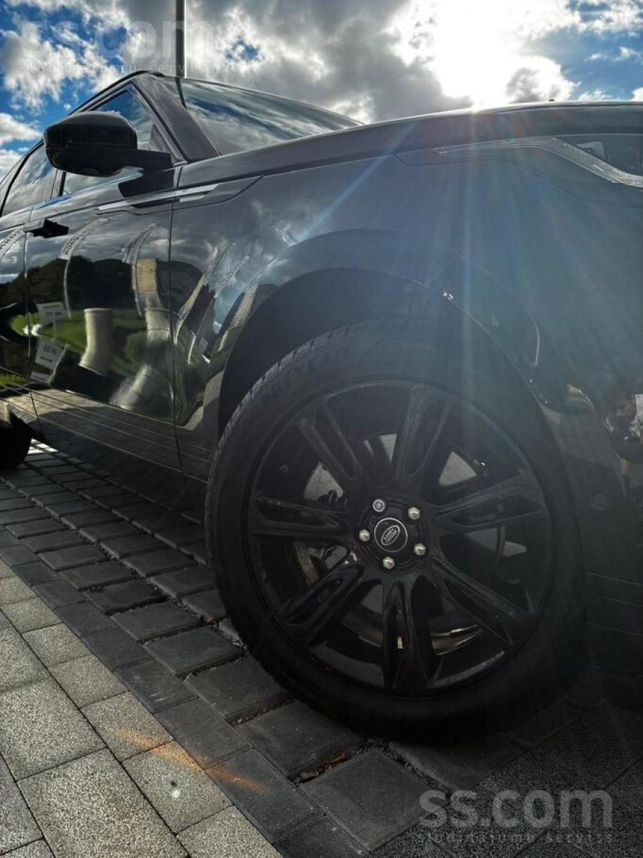 Black Land Rover Range Rover Velar 2020 in Riga, with an engine capacity of 2.00 L and mileage of 120 thousand km for 21200 €, photo 8 on AUTOMOTO.COM.LV