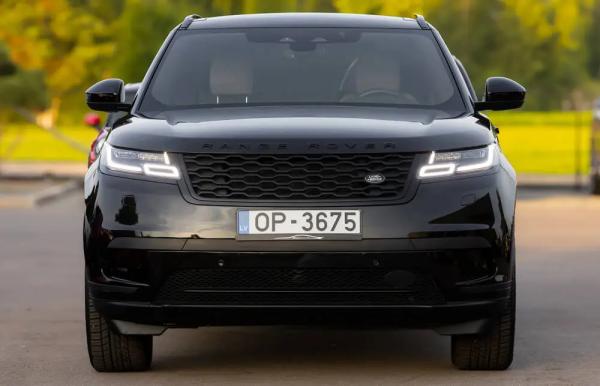 Black Land Rover Range Rover Velar 2022 in Jelgava, with an engine capacity of 2.00 L and mileage of 181 thousand km for 27500 €, photo 2 on AUTOMOTO.COM.LV