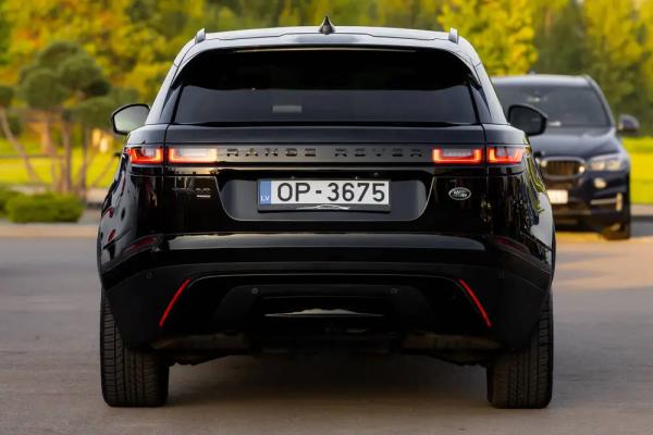 Black Land Rover Range Rover Velar 2022 in Jelgava, with an engine capacity of 2.00 L and mileage of 181 thousand km for 27500 €, photo 5 on AUTOMOTO.COM.LV