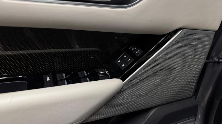 Pelēks Land Rover Range Rover Velar 2017 Rīga, ar dzinēja tilpumu 3.00 L un nobraukumu 182 tūkst. km par 27990 €, foto 30 vietnē AUTOMOTO.COM.LV
