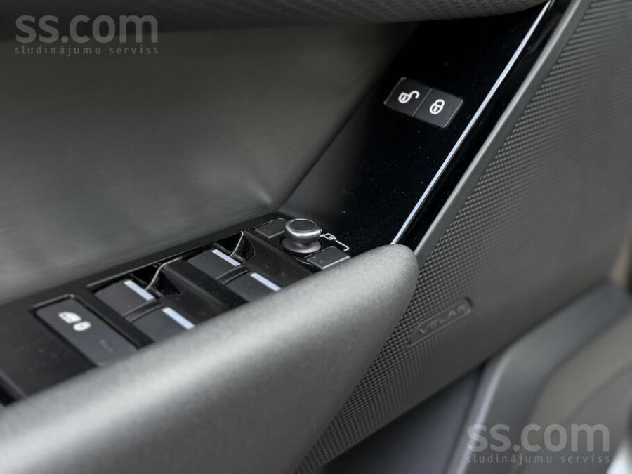Grey Land Rover Range Rover Velar 2017 in Jelgava, with an engine capacity of 2.00 L and mileage of 154 thousand km for 19800 €, photo 25 on AUTOMOTO.COM.LV