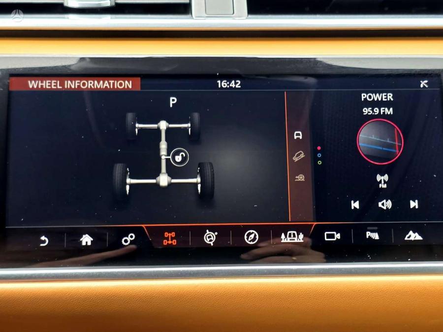Pelēks Land Rover Range Rover Velar 2018 Tauragė, ar dzinēja tilpumu 2.00 L un nobraukumu 168 tūkst. km par 19600 €, foto 29 vietnē AUTOMOTO.COM.LV