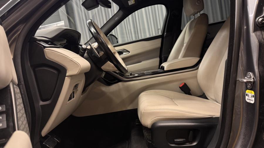 Grey Land Rover Range Rover Velar 2018 in Riga, with an engine capacity of 2.00 L and mileage of 119 thousand km for 28990 €, photo 8 on AUTOMOTO.COM.LV