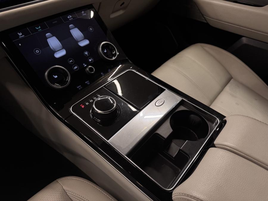 Grey Land Rover Range Rover Velar 2018 in Riga, with an engine capacity of 2.00 L and mileage of 119 thousand km for 28990 €, photo 15 on AUTOMOTO.COM.LV