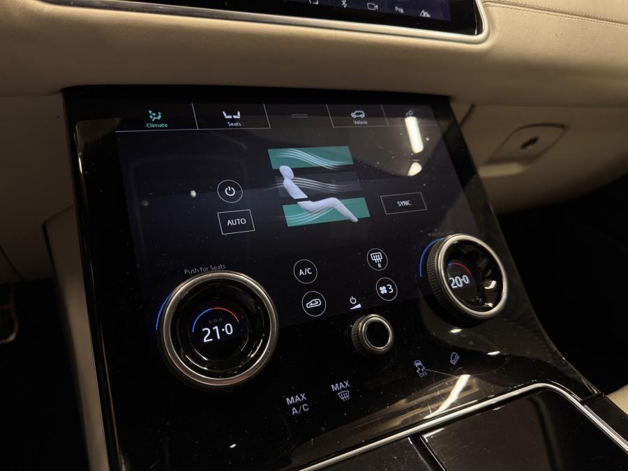 Grey Land Rover Range Rover Velar 2018 in Riga, with an engine capacity of 2.00 L and mileage of 119 thousand km for 28990 €, photo 17 on AUTOMOTO.COM.LV