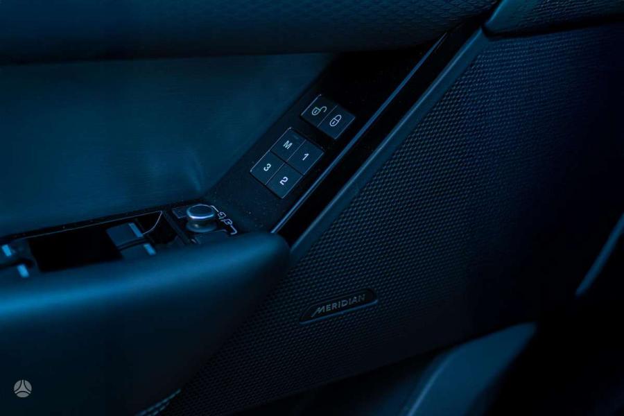 Grey Land Rover Range Rover Velar 2018 in Siauliai, with an engine capacity of 2.00 L and mileage of 147 thousand km for 21900 €, photo 28 on AUTOMOTO.COM.LV