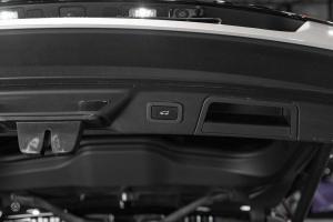 Pelēks Land Rover Range Rover Velar 2018 Rīga, ar dzinēja tilpumu 2.00 L un nobraukumu 75 tūkst. km par 29500 €, foto 33 vietnē AUTOMOTO.COM.LV
