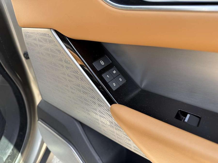 Grey Land Rover Range Rover Velar 2019 in Siauliai, with an engine capacity of 2.00 L and mileage of 243 thousand km for 13900 €, photo 12 on AUTOMOTO.COM.LV