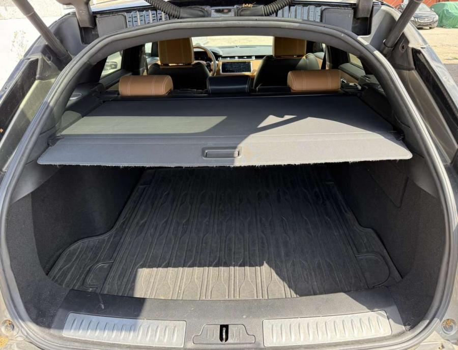 Grey Land Rover Range Rover Velar 2019 in Siauliai, with an engine capacity of 2.00 L and mileage of 243 thousand km for 13900 €, photo 16 on AUTOMOTO.COM.LV