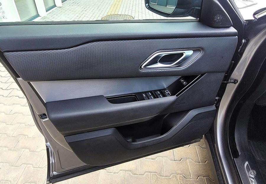 Grey Land Rover Range Rover Velar 2020 in Vilnius, with an engine capacity of 2.00 L and mileage of 57 thousand km for 27900 €, photo 12 on AUTOMOTO.COM.LV