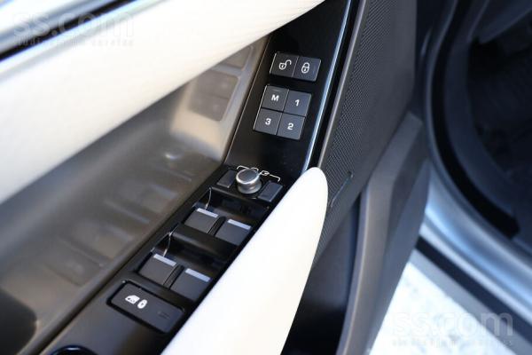 Grey Land Rover Range Rover Velar 2020 in Riga, with an engine capacity of 2.00 L and mileage of 93 thousand km for 28550 €, photo 8 on AUTOMOTO.COM.LV