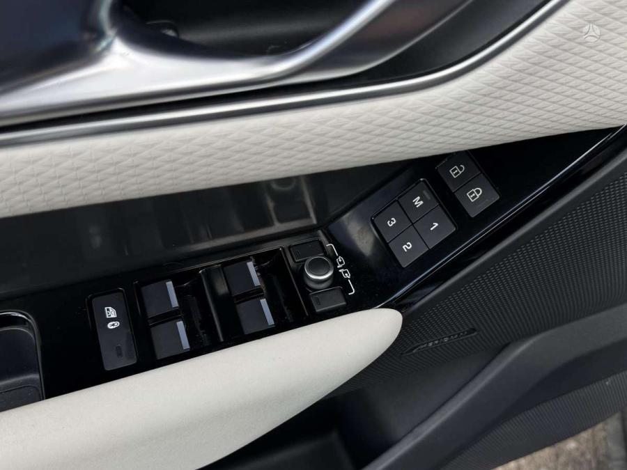 Grey Land Rover Range Rover Velar 2022 in Vilnius, with an engine capacity of 2.00 L and mileage of 54 thousand km for 33590 €, photo 38 on AUTOMOTO.COM.LV