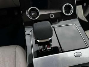 Grey Land Rover Range Rover Velar 2022 in Vilnius, with an engine capacity of 2.00 L and mileage of 54 thousand km for 33590 €, photo 40 on AUTOMOTO.COM.LV