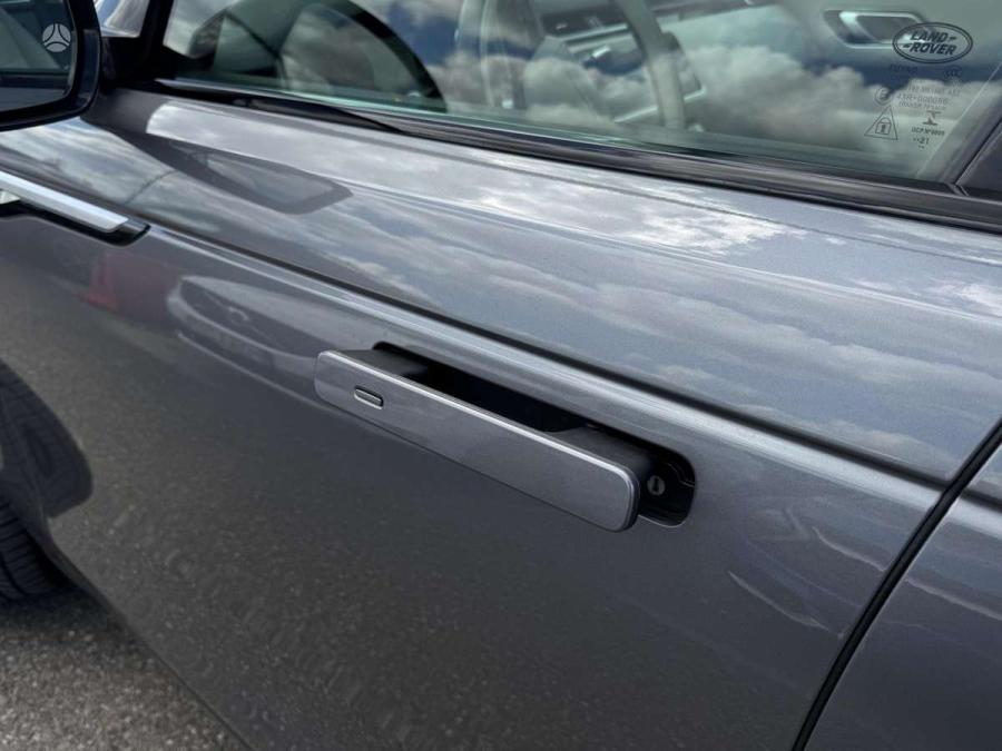 Grey Land Rover Range Rover Velar 2022 in Vilnius, with an engine capacity of 2.00 L and mileage of 54 thousand km for 33590 €, photo 42 on AUTOMOTO.COM.LV