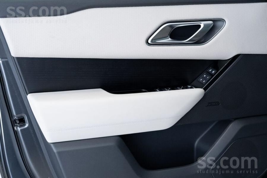 Pelēks Land Rover Range Rover Velar 2023 Rīga, ar dzinēja tilpumu 2.00 L un nobraukumu 24 tūkst. km par 39990 €, foto 16 vietnē AUTOMOTO.COM.LV