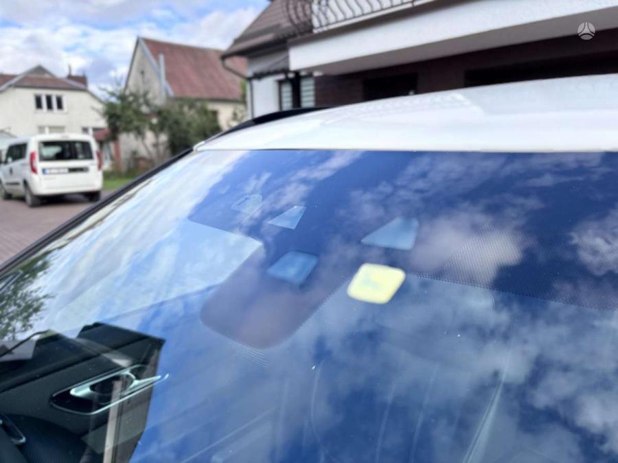 White Land Rover Range Rover Velar 2018 in Gargzdai, with an engine capacity of 2.00 L and mileage of 151 thousand km for 19499 €, photo 12 on AUTOMOTO.COM.LV