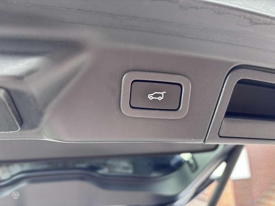 White Land Rover Range Rover Velar 2018 in Gargzdai, with an engine capacity of 2.00 L and mileage of 151 thousand km for 19499 €, photo 18 on AUTOMOTO.COM.LV