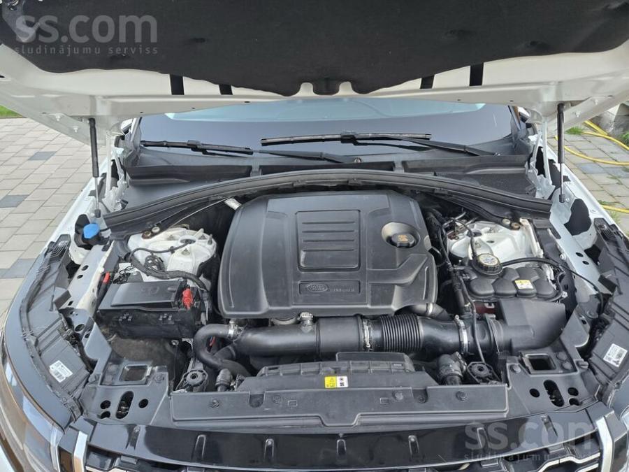 White Land Rover Range Rover Velar 2018 in Riga, with an engine capacity of 2.00 L and mileage of 96 thousand km for 28600 €, photo 12 on AUTOMOTO.COM.LV