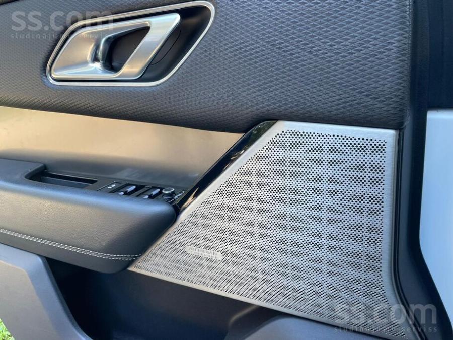 White Land Rover Range Rover Velar 2018 in Riga, with an engine capacity of 2.00 L and mileage of 96 thousand km for 28600 €, photo 14 on AUTOMOTO.COM.LV