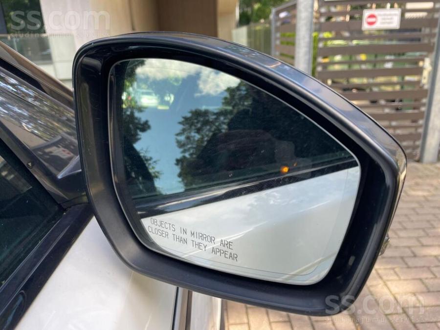 White Land Rover Range Rover Velar 2018 in Riga, with an engine capacity of 2.00 L and mileage of 96 thousand km for 28600 €, photo 15 on AUTOMOTO.COM.LV