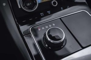 Balts Land Rover Range Rover Velar 2019 Viļņa, ar dzinēja tilpumu 2.00 L un nobraukumu 89 tūkst. km par 28600 €, foto 20 vietnē AUTOMOTO.COM.LV