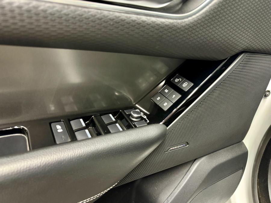 Balts Land Rover Range Rover Velar 2020 Rīga, ar dzinēja tilpumu 2.00 L un nobraukumu 83 tūkst. km par 26490 €, foto 26 vietnē AUTOMOTO.COM.LV