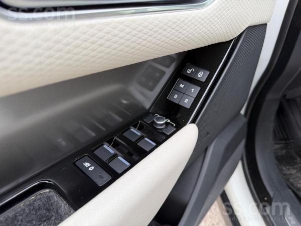 White Land Rover Range Rover Velar 2020 in Riga, with an engine capacity of 2.00 L and mileage of 47 thousand km for 33500 €, photo 10 on AUTOMOTO.COM.LV