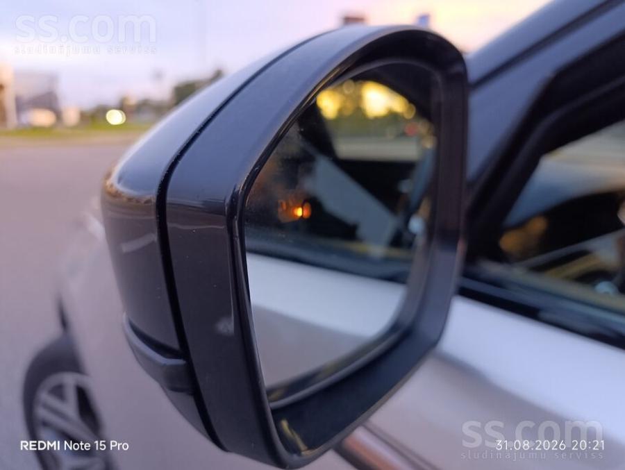 Yellow Land Rover Range Rover Velar 2018 in Riga, with an engine capacity of 3.00 L and mileage of 115 thousand km for 23990 €, photo 14 on AUTOMOTO.COM.LV