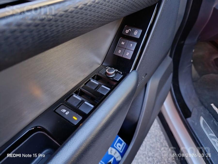 Yellow Land Rover Range Rover Velar 2018 in Riga, with an engine capacity of 3.00 L and mileage of 115 thousand km for 23990 €, photo 22 on AUTOMOTO.COM.LV