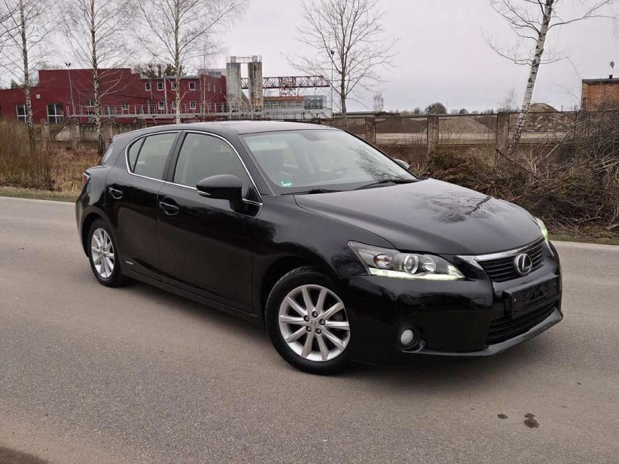 Black Lexus CT 200h 2011 in Kaunas, with an engine capacity of 1.80 L and mileage of 255 thousand km for 7989 €, photo 2 on AUTOMOTO.COM.LV