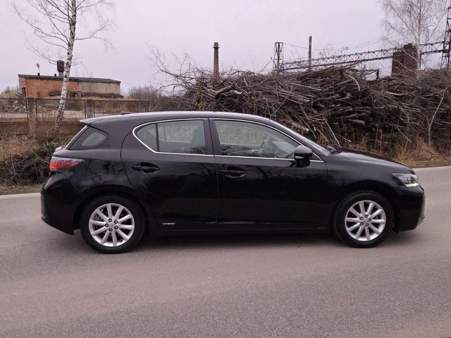 Black Lexus CT 200h 2011 in Kaunas, with an engine capacity of 1.80 L and mileage of 255 thousand km for 7989 €, photo 3 on AUTOMOTO.COM.LV