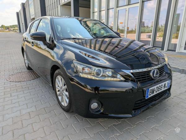 Black Lexus CT 200h 2011 in Vilnius, with an engine capacity of 1.80 L and mileage of 276 thousand km for 7600 €, photo 3 on AUTOMOTO.COM.LV