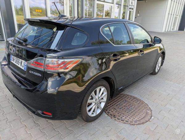 Black Lexus CT 200h 2011 in Vilnius, with an engine capacity of 1.80 L and mileage of 276 thousand km for 7600 €, photo 4 on AUTOMOTO.COM.LV