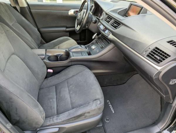 Black Lexus CT 200h 2011 in Vilnius, with an engine capacity of 1.80 L and mileage of 276 thousand km for 7600 €, photo 6 on AUTOMOTO.COM.LV