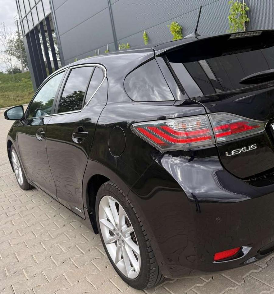 Black Lexus CT 200h 2011 in Vilnius, with an engine capacity of 1.80 L and mileage of 209 thousand km for 7999 €, photo 1 on AUTOMOTO.COM.LV