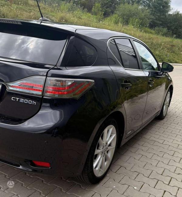 Black Lexus CT 200h 2011 in Vilnius, with an engine capacity of 1.80 L and mileage of 209 thousand km for 7999 €, photo 2 on AUTOMOTO.COM.LV