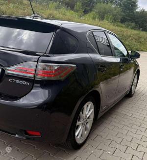 Black Lexus CT 200h 2011 in Vilnius, with an engine capacity of 1.80 L and mileage of 209 thousand km for 7999 €, photo 3 on AUTOMOTO.COM.LV