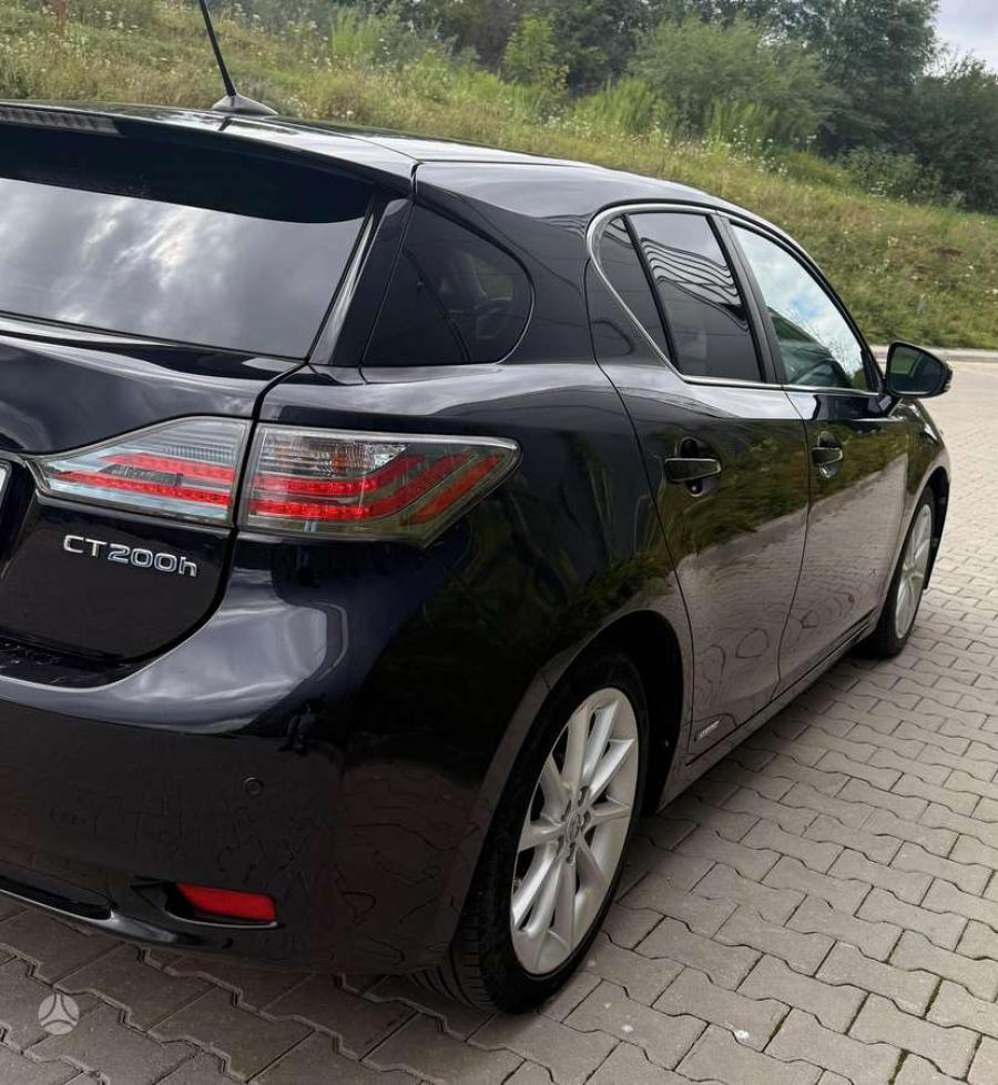 Black Lexus CT 200h 2011 in Vilnius, with an engine capacity of 1.80 L and mileage of 209 thousand km for 7999 €, photo 3 on AUTOMOTO.COM.LV
