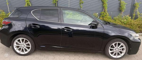 Black Lexus CT 200h 2011 in Vilnius, with an engine capacity of 1.80 L and mileage of 209 thousand km for 7999 €, photo 3 on AUTOMOTO.COM.LV