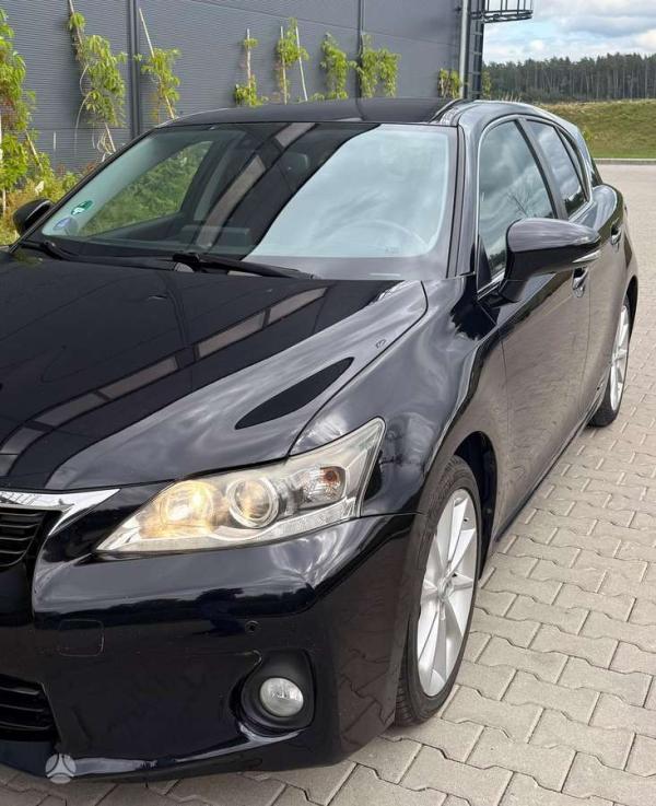 Black Lexus CT 200h 2011 in Vilnius, with an engine capacity of 1.80 L and mileage of 209 thousand km for 7999 €, photo 5 on AUTOMOTO.COM.LV