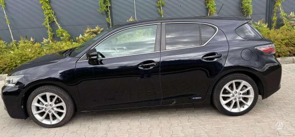 Black Lexus CT 200h 2011 in Vilnius, with an engine capacity of 1.80 L and mileage of 209 thousand km for 7999 €, photo 7 on AUTOMOTO.COM.LV