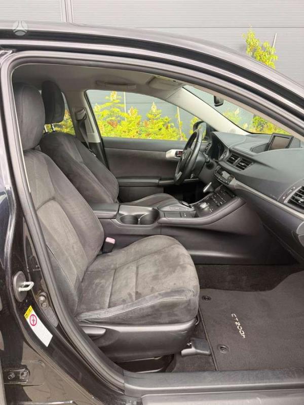Black Lexus CT 200h 2011 in Vilnius, with an engine capacity of 1.80 L and mileage of 209 thousand km for 7999 €, photo 8 on AUTOMOTO.COM.LV
