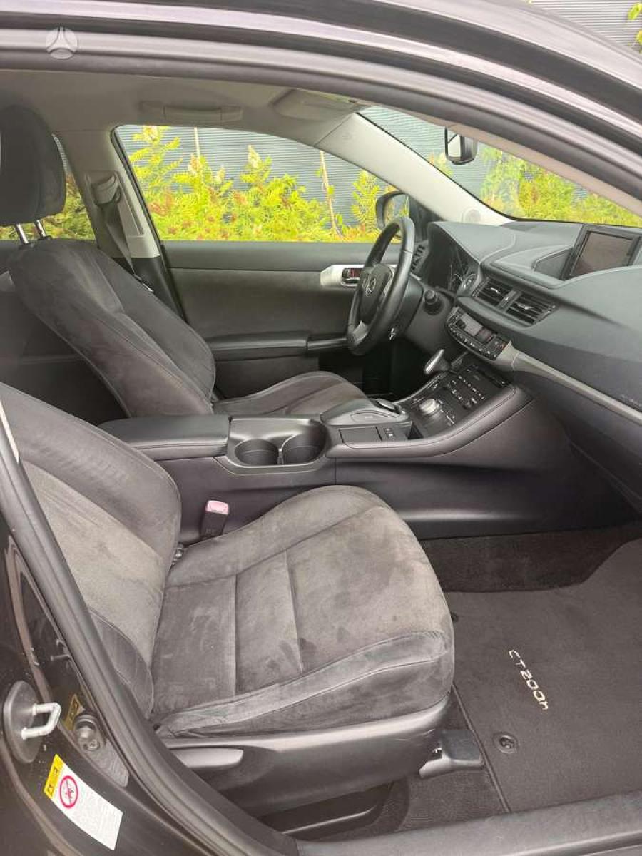 Black Lexus CT 200h 2011 in Vilnius, with an engine capacity of 1.80 L and mileage of 209 thousand km for 7999 €, photo 10 on AUTOMOTO.COM.LV