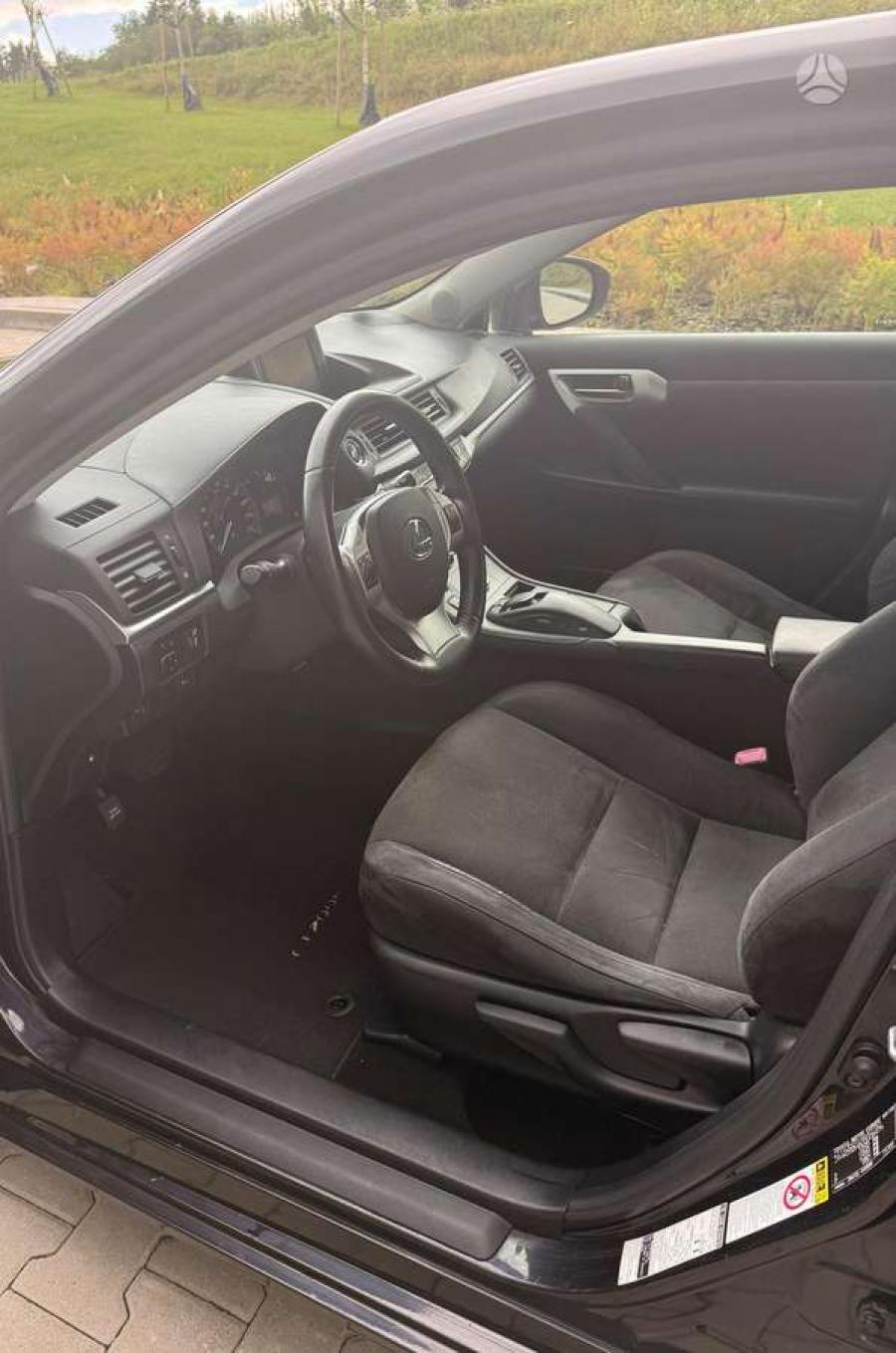 Black Lexus CT 200h 2011 in Vilnius, with an engine capacity of 1.80 L and mileage of 209 thousand km for 7999 €, photo 12 on AUTOMOTO.COM.LV